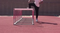 国外田径训练之跨栏跑专项训练 起跨腿的练习方法