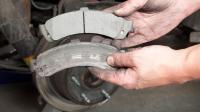 刹车片什么时候才需要更换? 修车工经验丰富, 注意这1点很重要