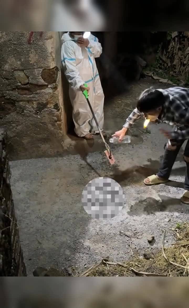 在村里上厕所最担心的事情还是发生了,手机掉厕所了