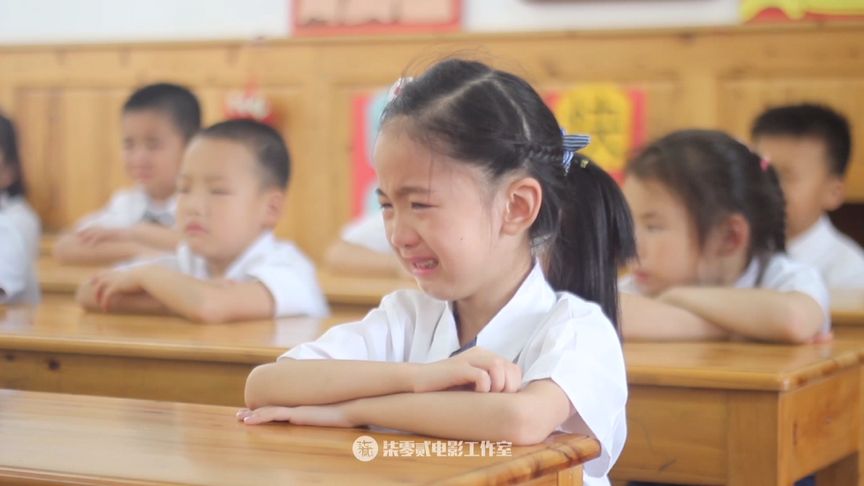 小朋友听着老师的离别感言,也许他们也知道毕业后也许再也不见吧