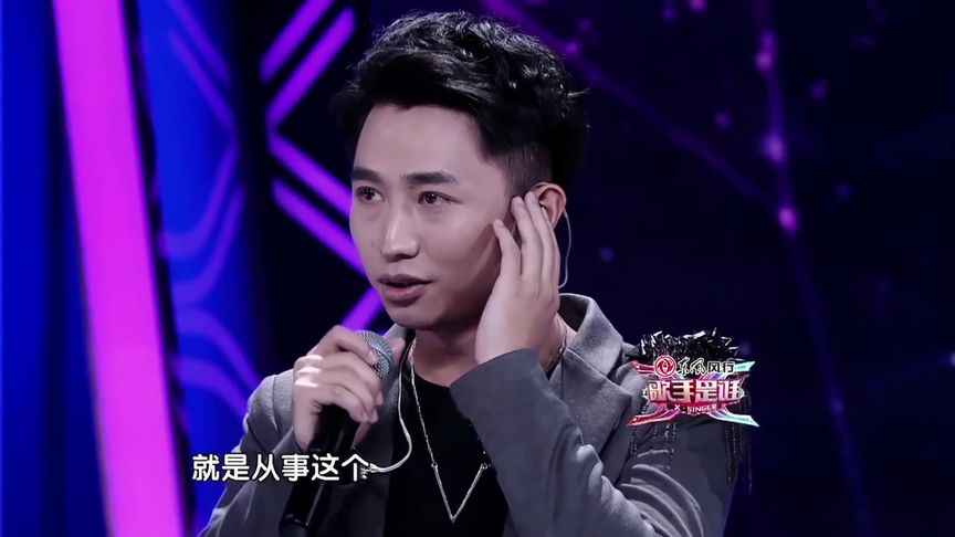 歌手是谁:男选手模仿张杰唱歌,声音一模一样,多亏张杰出道早