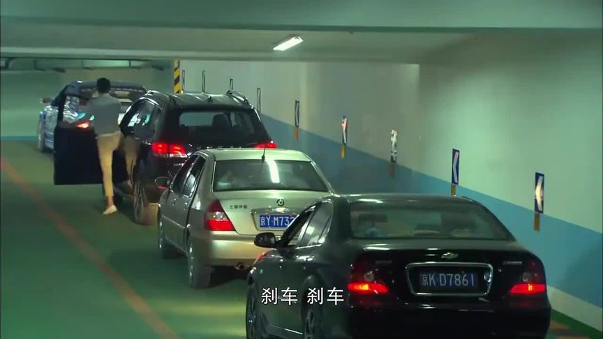 大哥出手相助,徒手推车不得不服