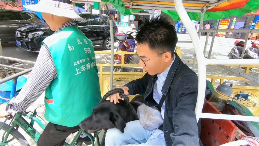 我和小黑体验一下人力三轮车,拉萨共600多辆,一公里10块钱