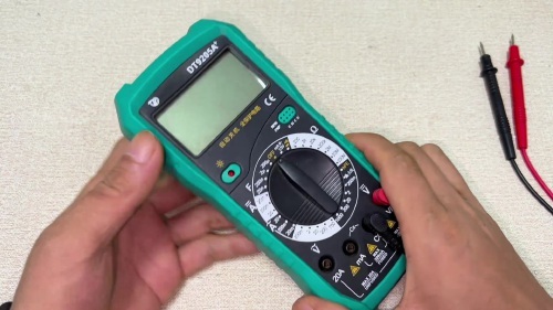 万用表没电了,不会换电池?那是你没换过,现场教你,看一遍就会
