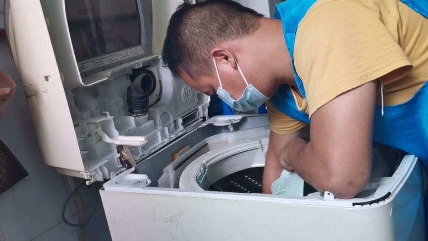 师傅清洗洗衣机全过程,看完师傅洗才知道洗衣机要这样清洗