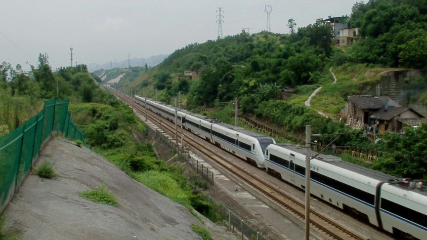 2013年7月 重联运行的CRH1型动车组