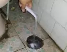 下水道堵住了, 管道师傅教我一招, 从厨房里拿点它, 一会儿就疏通