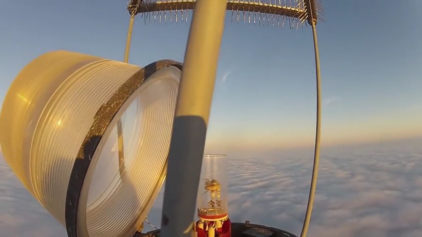 爬到600多米高的电视信号塔维修作业是怎样的