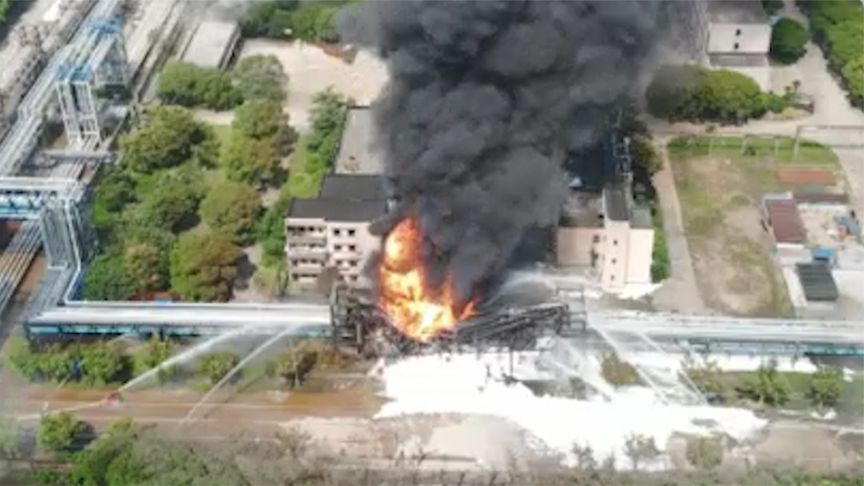 上海石化火情造成1人死亡1人受伤 现场消防围绕着火点持续喷水