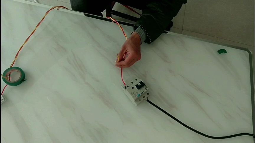 电工基础知识,关于零线断了普通的电笔量着还有电的问题。