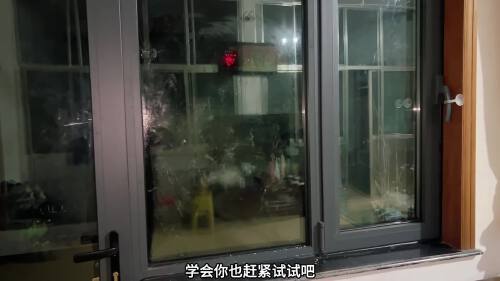 大扫除玻璃难擦?保洁阿姨教你一招,1年不擦玻璃都能干净到透明