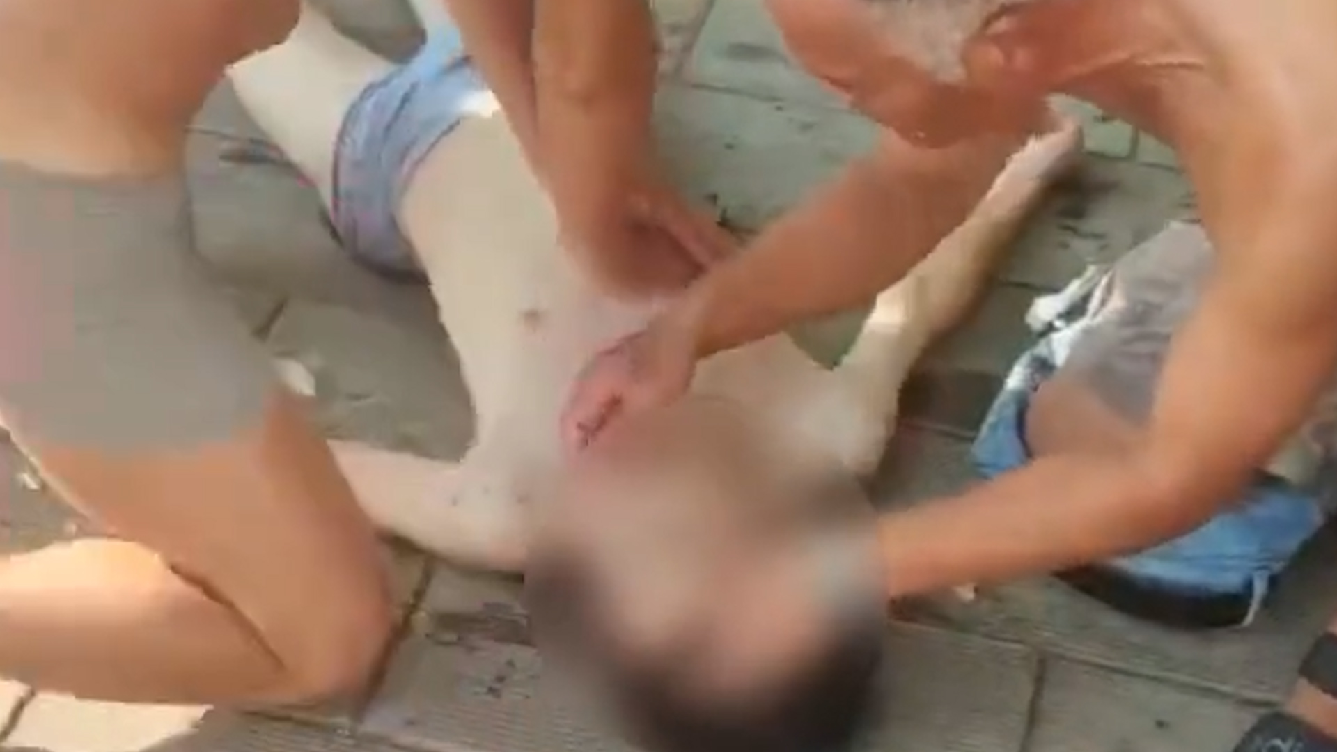 6旬大爷跪坐14分钟,做心肺复苏抢救溺水男孩,成功帮其恢复呼吸