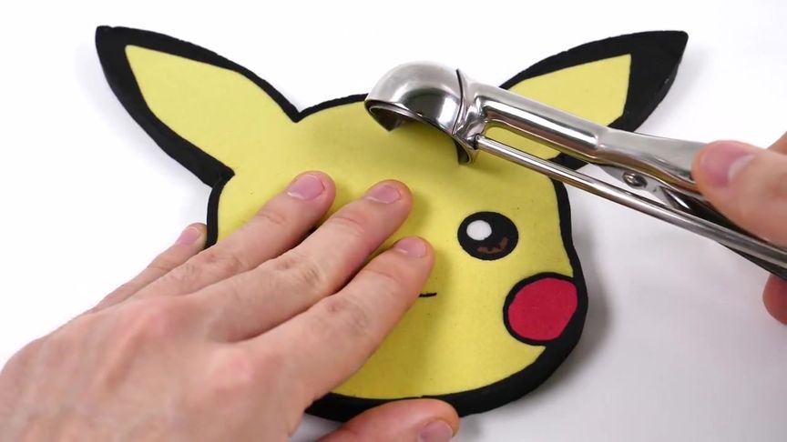 益智培乐多彩泥游戏,动手做出漂亮的皮卡丘图案学颜色