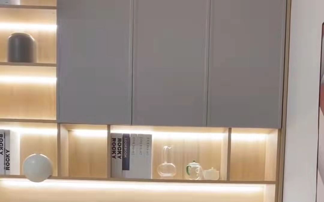 房间面积小,空间有限。榻榻米+书桌设计,既可作书房,也可做卧室,还有...