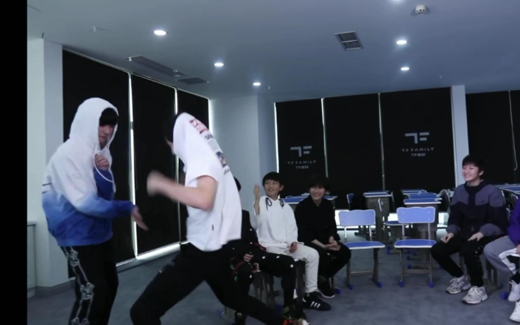 【TF家族】面膜给我笑飞哈哈哈哈,下面请欣赏TF家族三代弟弟,苏新皓...