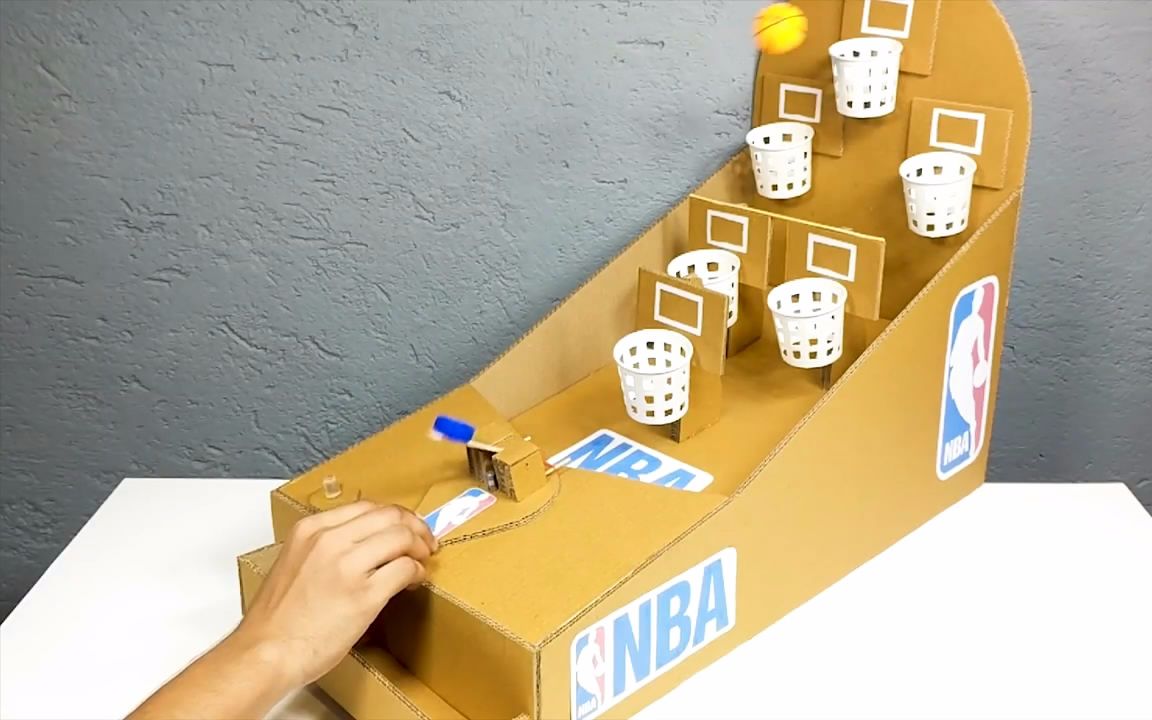 【手工创意DIY】利用纸板制作“投篮游戏机”的方法,非常好玩