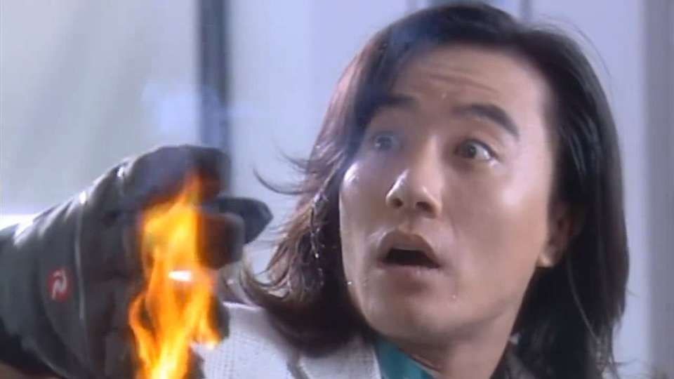 推销员推销手套,经理竟让当场烤火试验功效,看着就疼啊