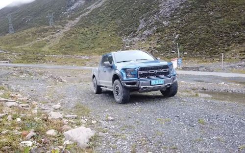 开福特F－150猛禽去爬坡，这是真男人梦想的画面