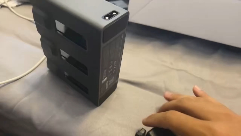 我有一个惊人的发现,大疆御4pro的充电管家的接口可以接在大疆fpv的...