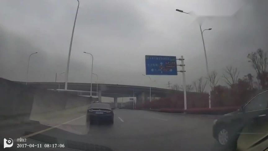 雨天超速行驶,险酿大事故