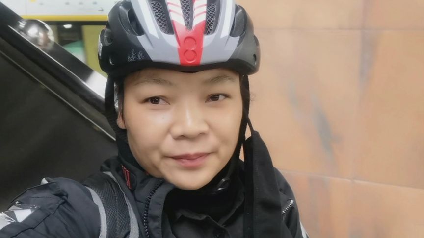 顺丰女骑手问路,遇到大姐的嫌弃,场面瞬间就尴尬了