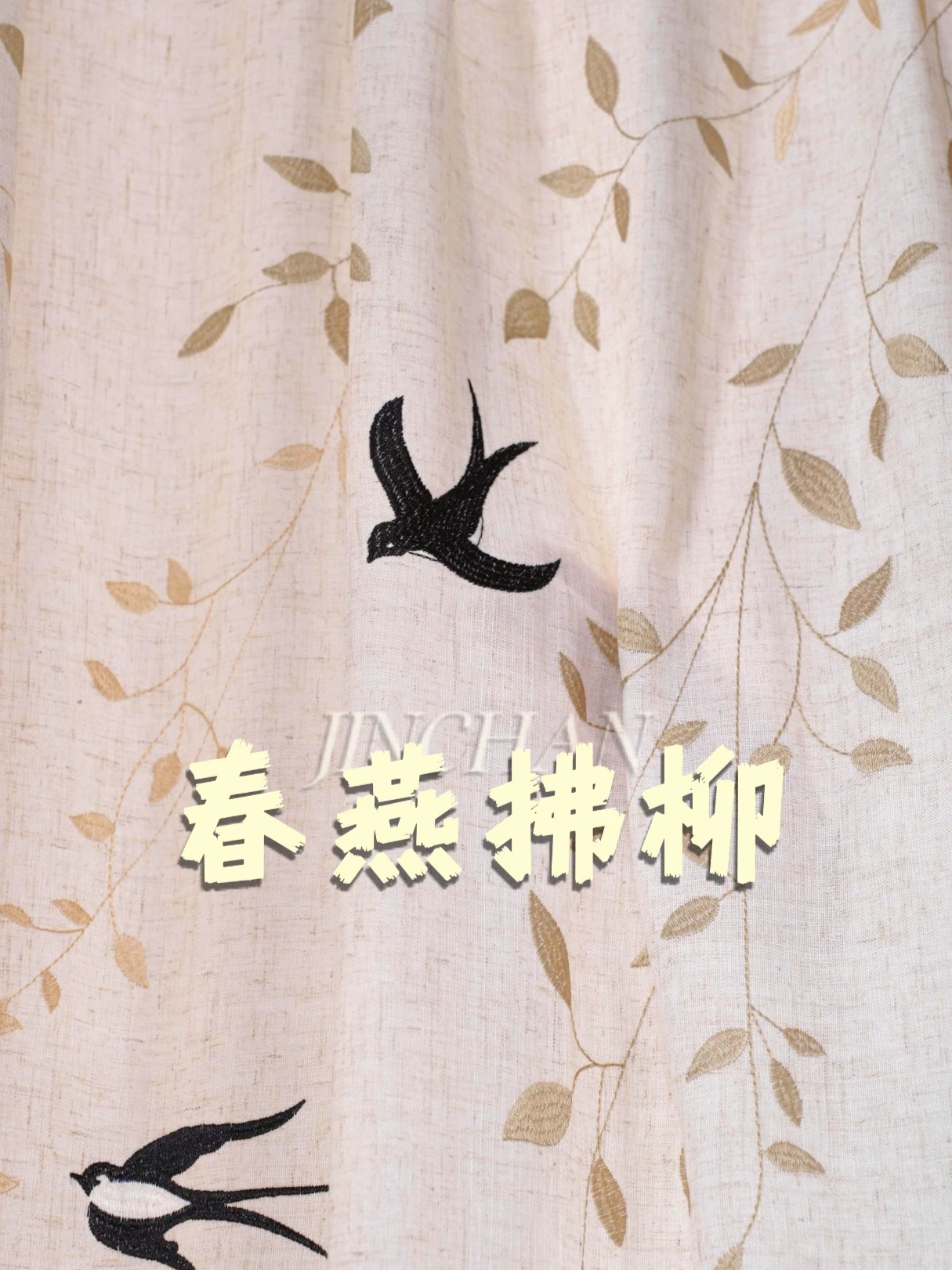 ...燕子穿梭于柳枝间,针脚灵动如真,轻拂间似有春风盈室。将传统工笔画...