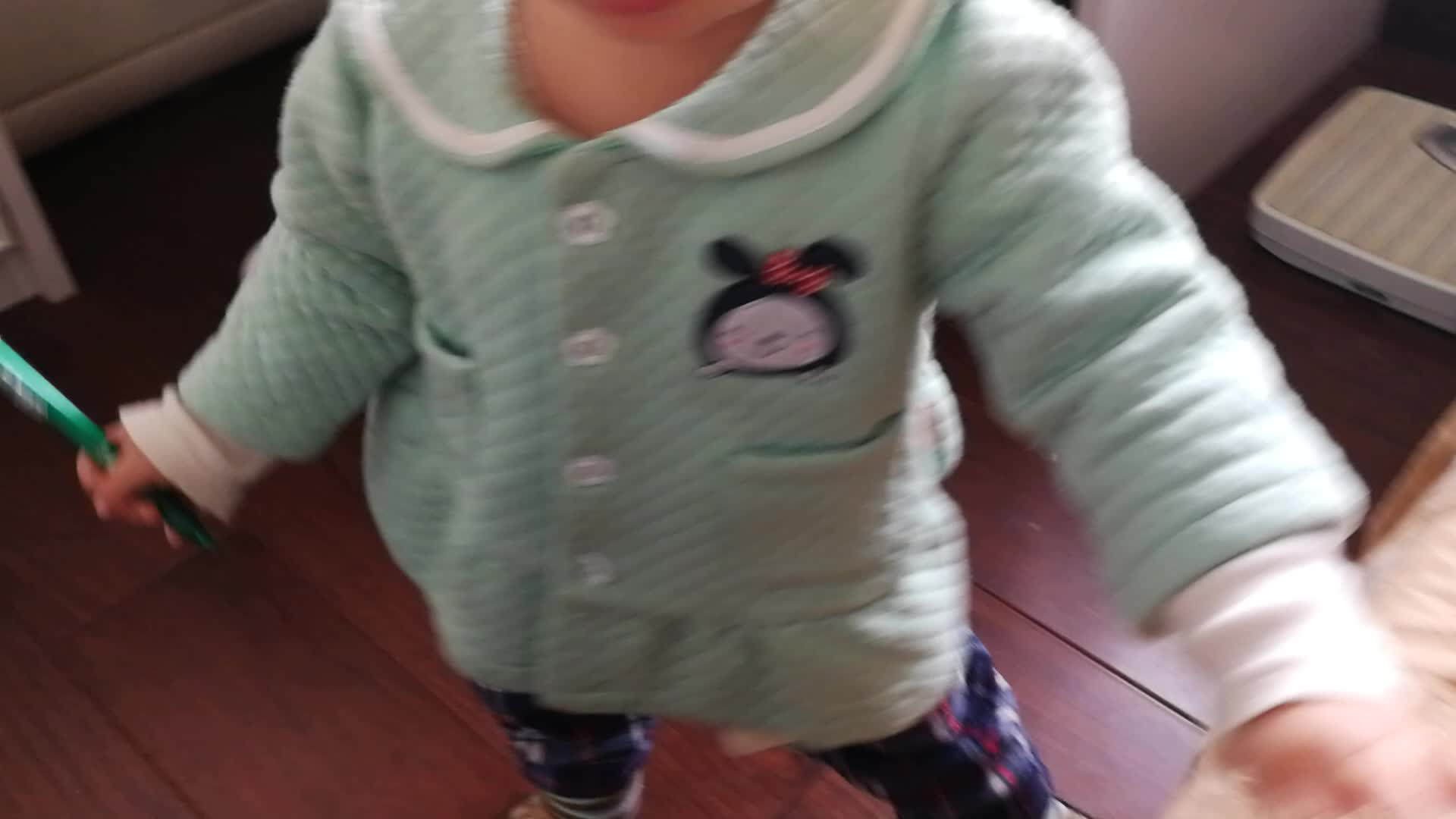 北漂姥爷教一岁半外孙女识数字:第一课识阿拉伯数字1