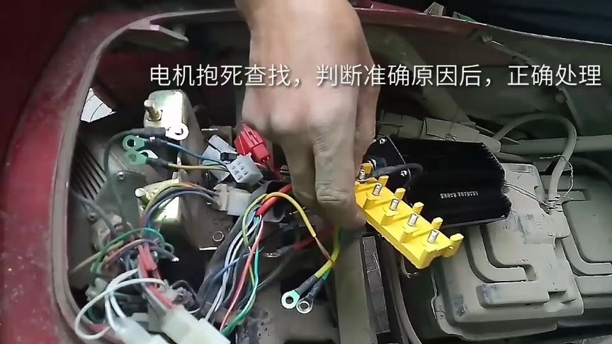 电动车猛一捏刹车为什么电机抱死车不走了?师傅快速判断正确处理