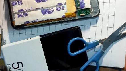 手机进水充不进电怎么办?给手机接个充电宝就行了