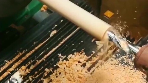 木材加工还是全自动的方便,设定好数值不一会的时间就加工好了一根...
