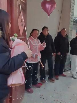 小伙第一次带女友回家 十几口人列队欢迎