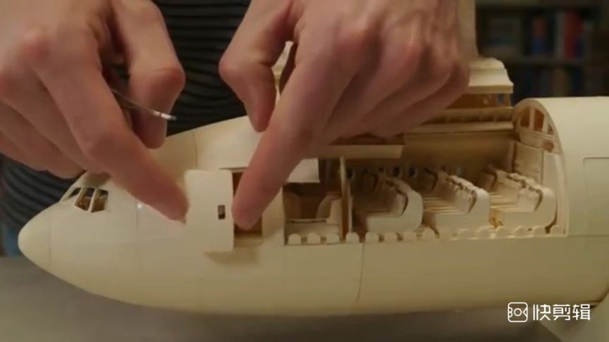 手工达人制作飞机模型,每个细节都非常逼真!