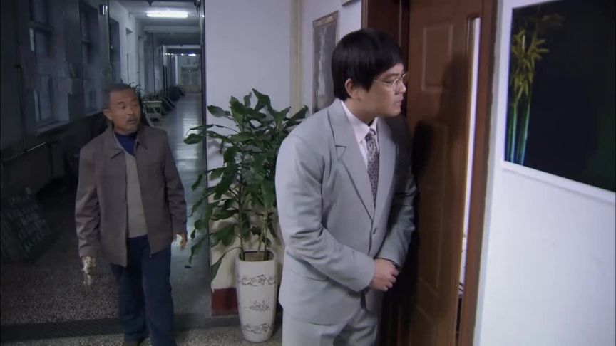 副校长半夜偷偷来主任办公室,竟是想统计分数,主任直接拒绝