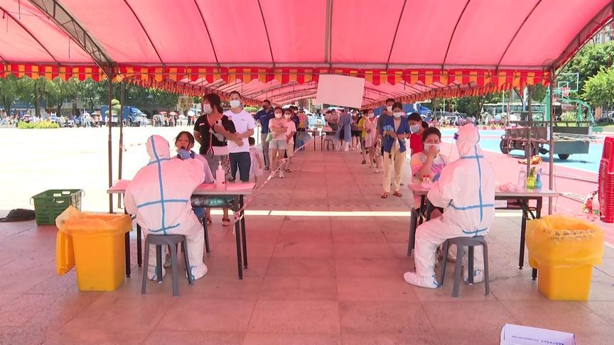 “码”上加速!广东中山为老年人制作便携核酸.