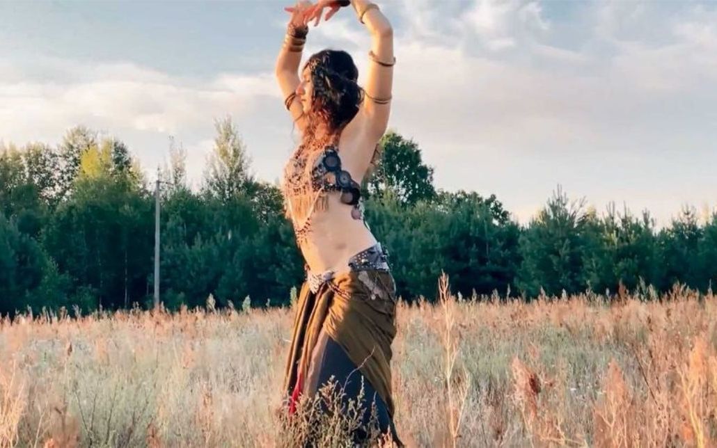 国外肚皮舞,舞者仿佛一件会动的艺术品,令人赏心悦目