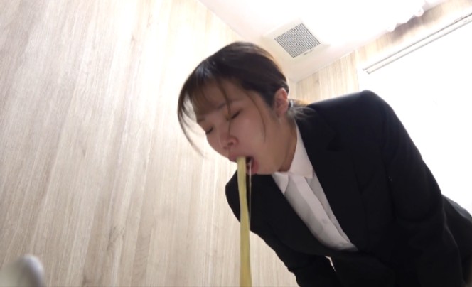晕车的女孩呕吐不止