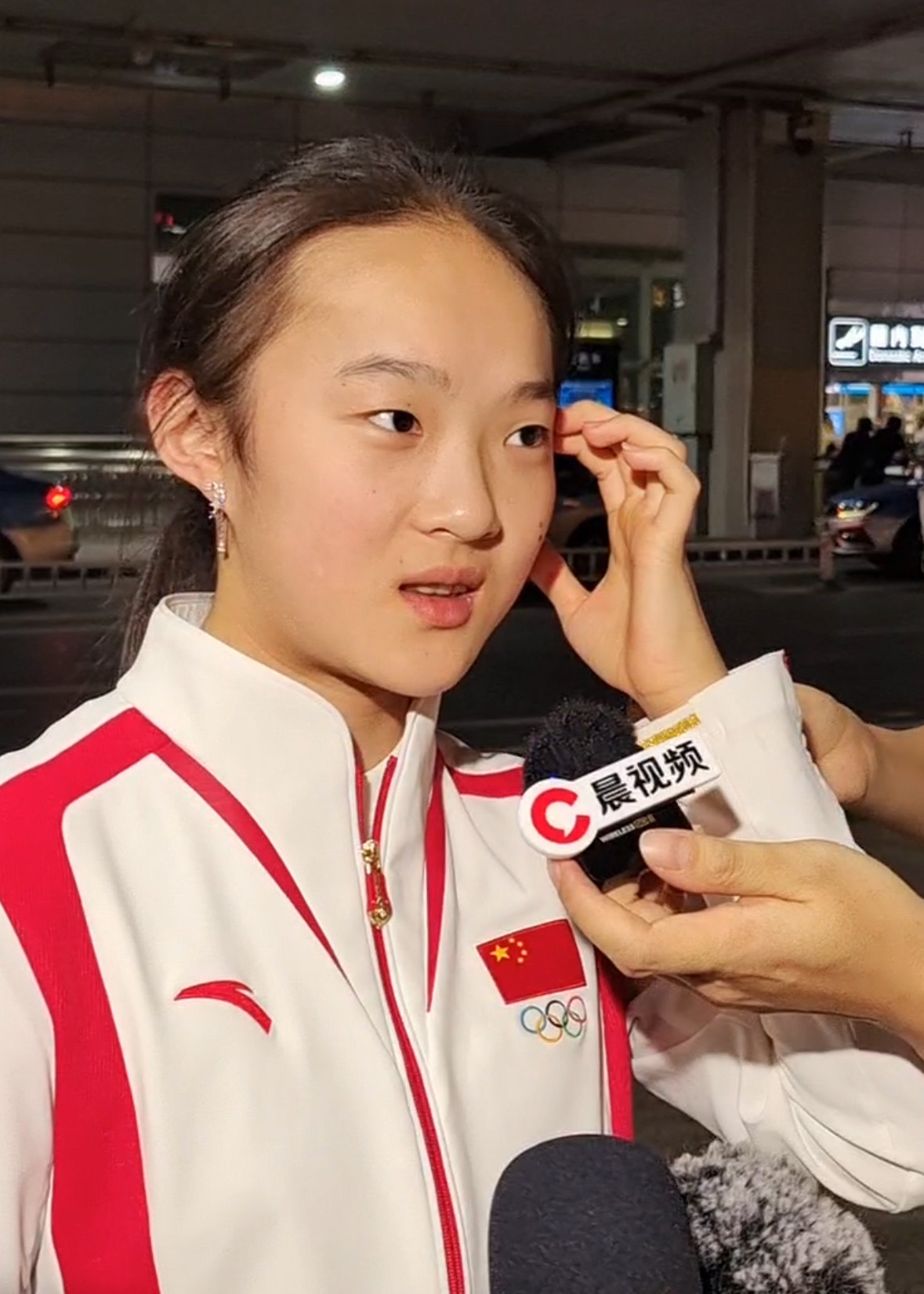 周雅琴奥运颁奖仪式上"咬奖牌"火出圈:另外两位运动员都在咬奖牌,我...