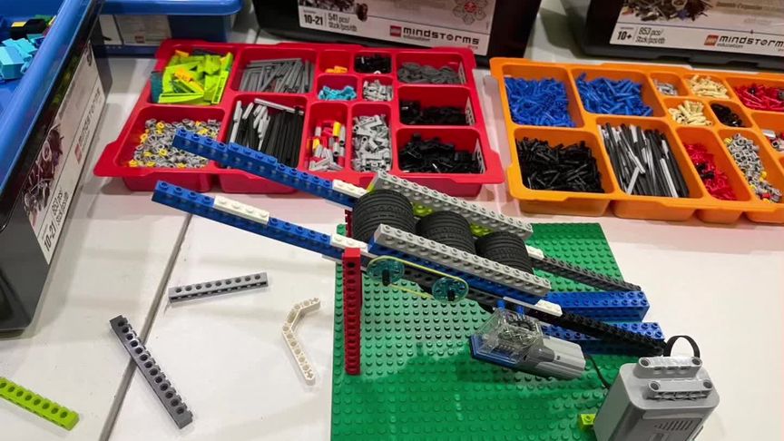 来学习传送带吧ߑ�了解摩擦力#机器人编程 #乐高搭建 #积木搭建