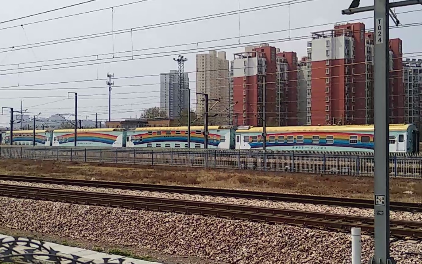 K635次附挂澳门光明号健康快车,驶过京广线石家庄站