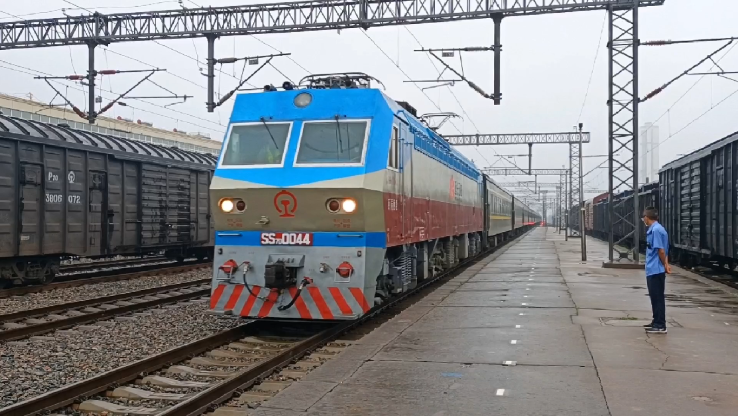 客车K245次列车进兴平站办客。本务西局西段SS7D0044