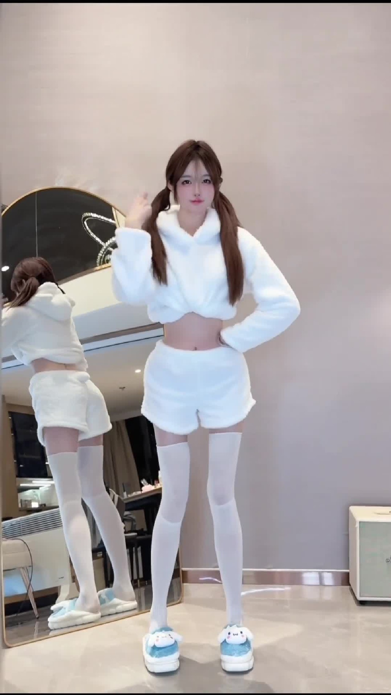你在东北穿着貂,我在广东露着腰#咚咚咚手势舞 #抖音潮
