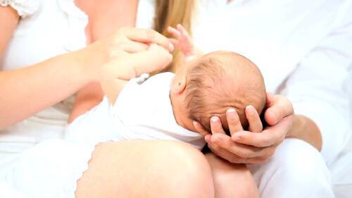 新手爸妈急救手册!24小时新生儿护理全流程,金牌育婴师零基础跟学