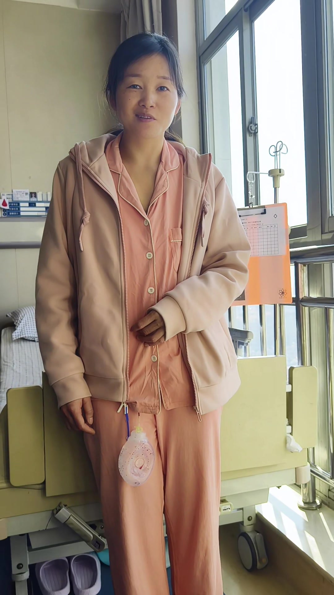 姐姐手术第二天就可以下床走动了,医生说观察一天引流管里面不多,拔...