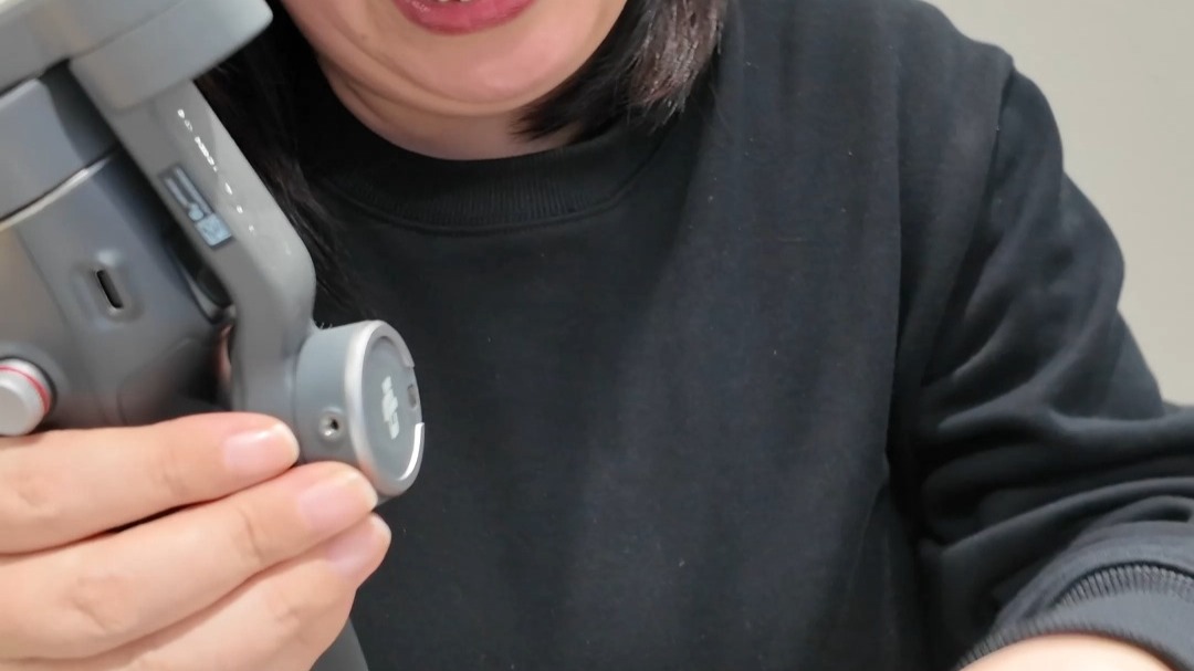 首次使用大疆om8手机稳定器,如何打开和收纳