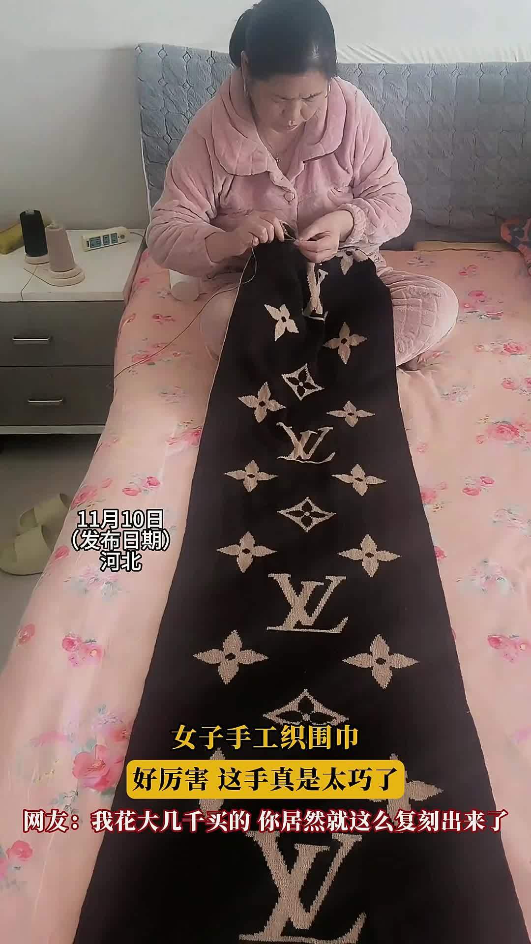 女子手工织围巾,好厉害,这手真是太巧了,网友:我花大几千买的