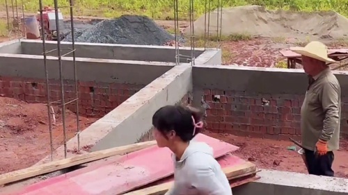 其实拆模板倒是不麻烦最耗费精力的而是清理模板