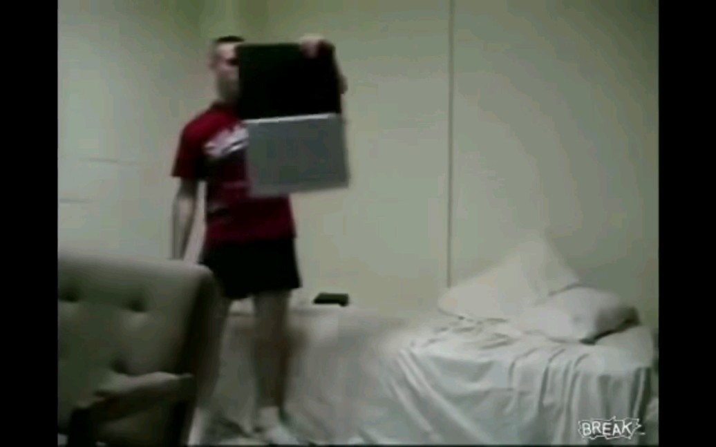 电脑加载非常慢 气的老哥直接砸老笔记本电脑砸了!