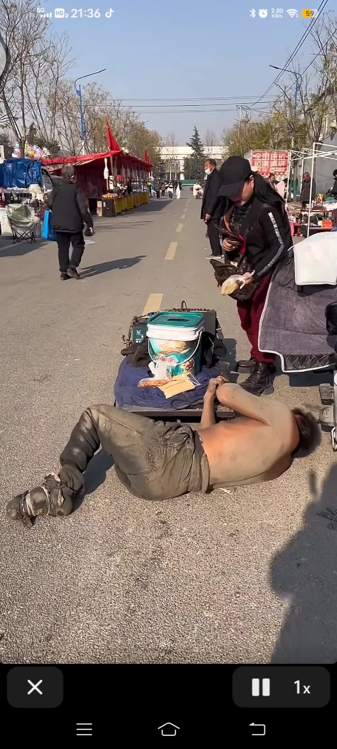 残疾人街头乞讨让人心寒泪奔!希望社会多一份爱,少一份伤害;多一份...