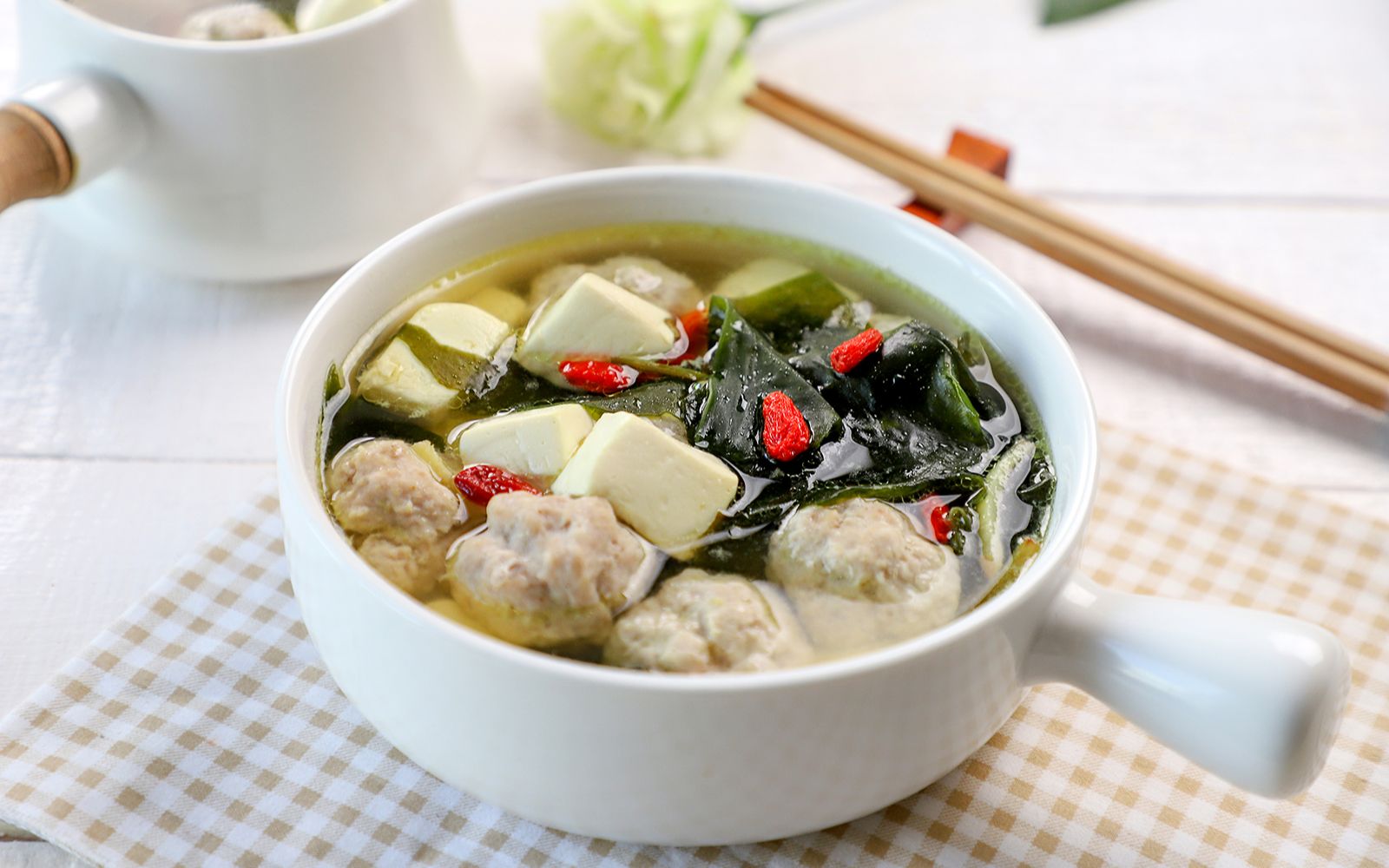 【裙带菜肉丸汤】巨鲜美!这汤每周安排2次,孩子一口喝干~