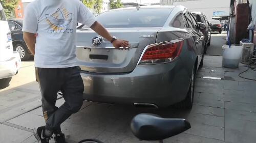 当汽车涉水或发生其他交通事故导致车门无法正常开启时,我们可以...